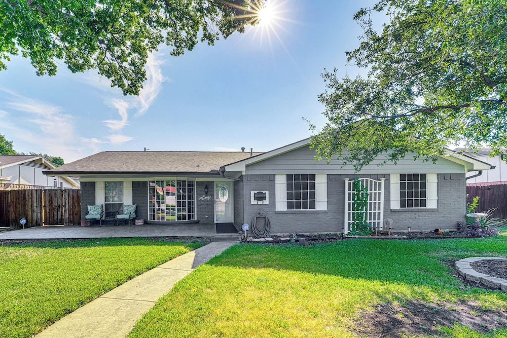 Texas Home W/ Yard: 2 Mi To Prairie Creek Park - Richardson, TX