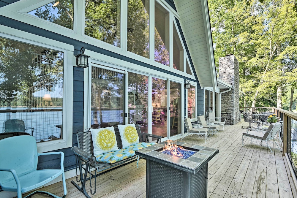 Renovated Lakeside Home W/ Private Boat Dock! - Norris Lake, TN