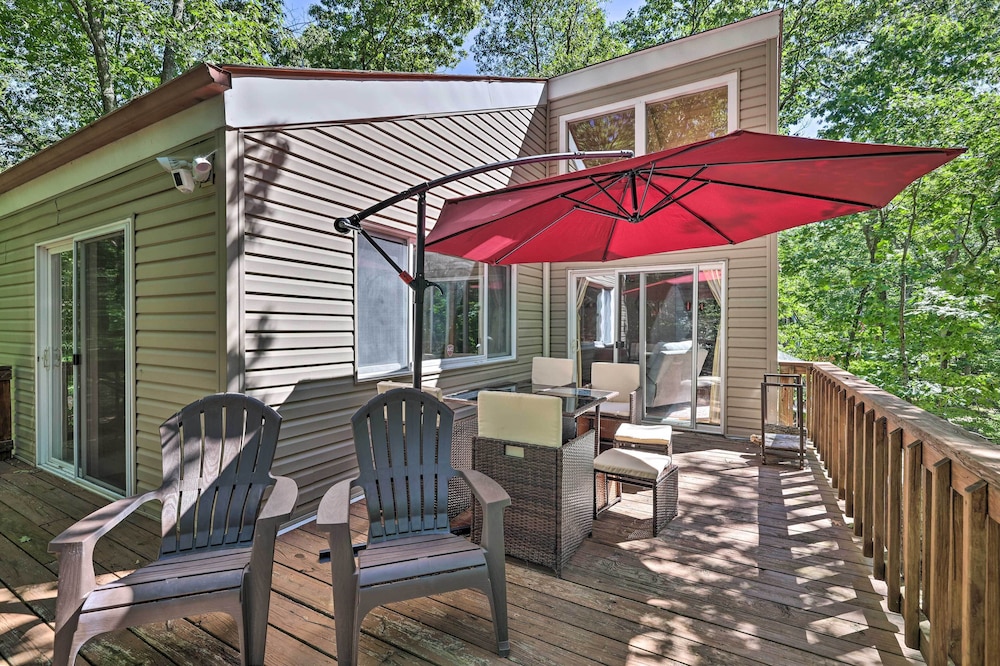 Fire Pit & Grill: Lakefront Poconos Cottage! - Bushkill, PA