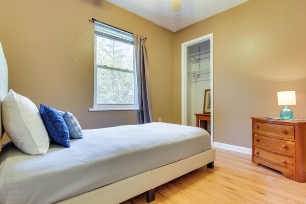 Pet-friendly Black Mountain Vacation Home W/ Deck - Mount Mitchell State Park, Burnsville