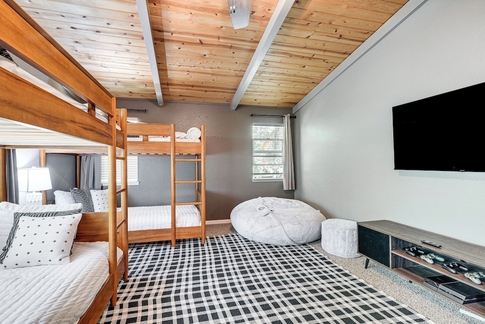 'The Cub House' W/ Hot Tub & Arcade In Arnold! - Murphys, CA