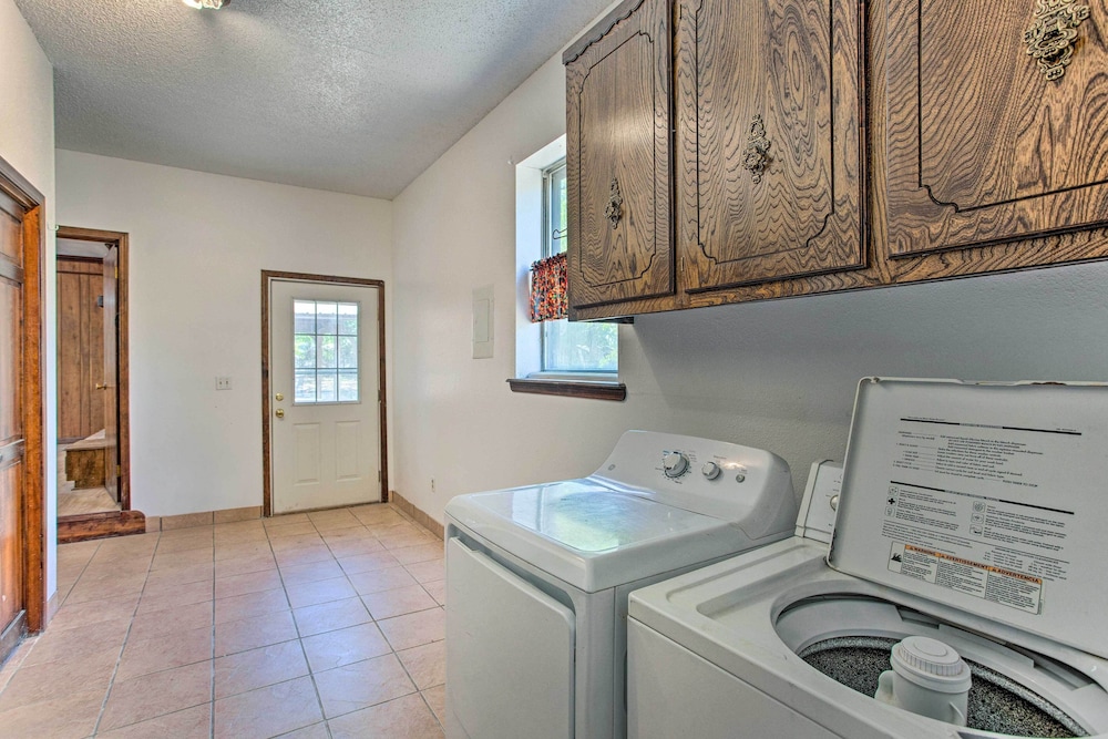 Lovely 'Anna Fink House' W/ Patio & Fire Pit - State Parks, Atoka