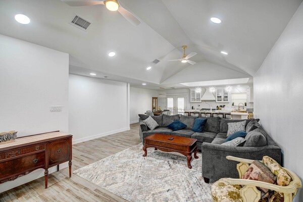 Centrally Located Eagle Pass Home W/ Pool! - Eagle Pass, TX