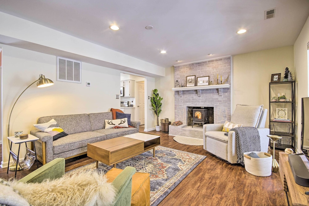 Modern Mountain Retreat W/ Deck + Hot Tub! - Front Royal, VA