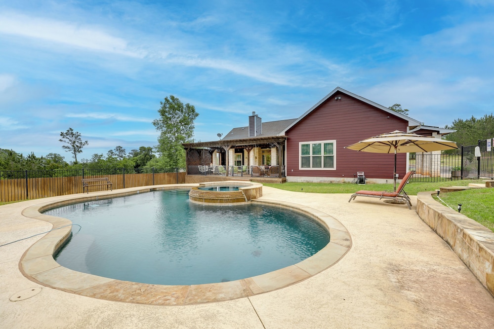 Pool & Hot Tub In Sunny Smithville Getaway! - Smithville, TX