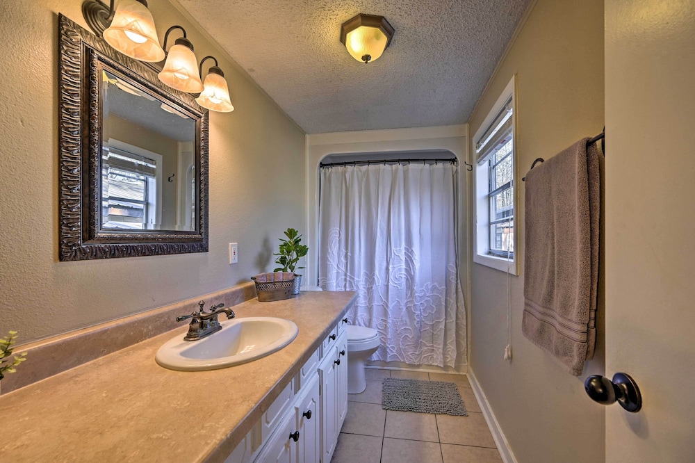 'Whispering Oaks' Broken Bow Cottage Near Hiking! - Broken Bow, OK