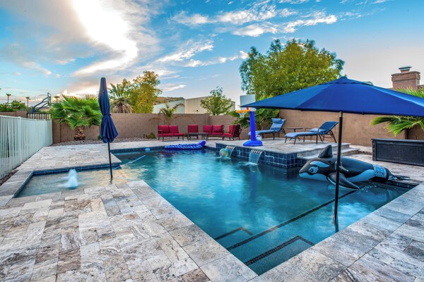 Group Getaway W/ Pool & Putting Green In Glendale - Glendale, AZ