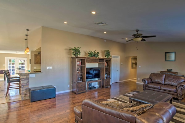 Pet-friendly Glendale Home W/ Pool & Putting Green - Glendale, AZ