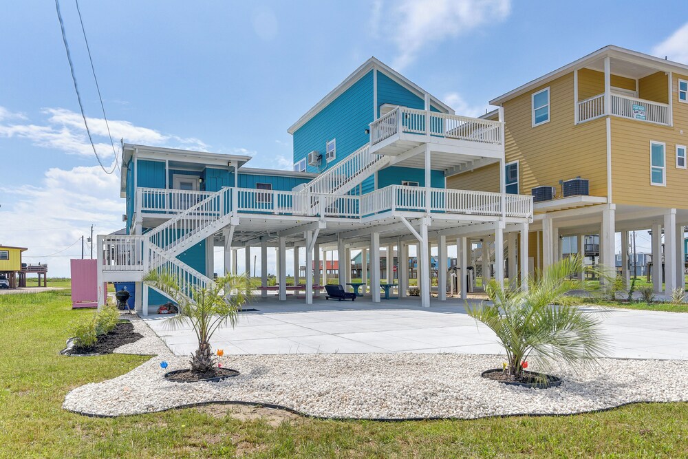 Walk To Shore: Freeport Beach House W/ Grill! - Surfside Beach, TX