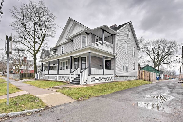 Niagara Falls Townhome: Near Wineries! - Niagara Falls, NY