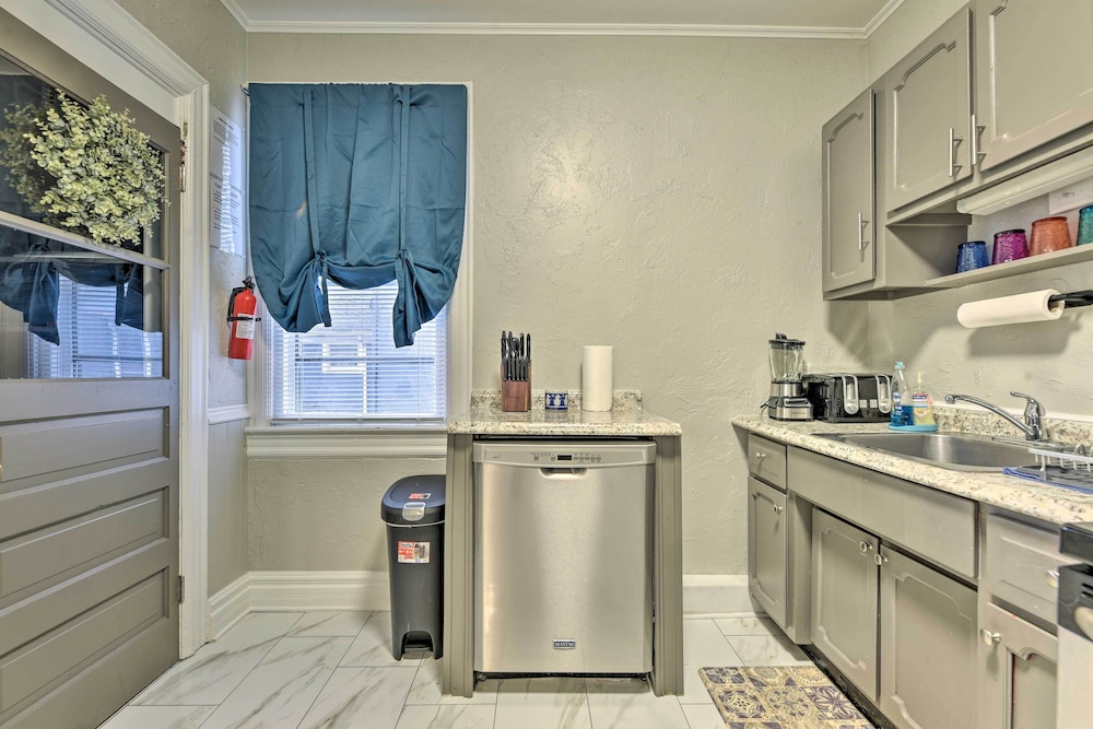 Niagara Falls Townhome: Near Wineries! - Niagara Falls, NY