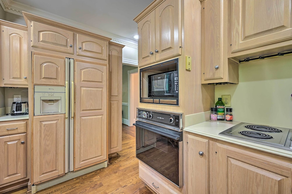 Bright Greensboro Escape ~ 1 Mi To Downtown - Greensboro, NC