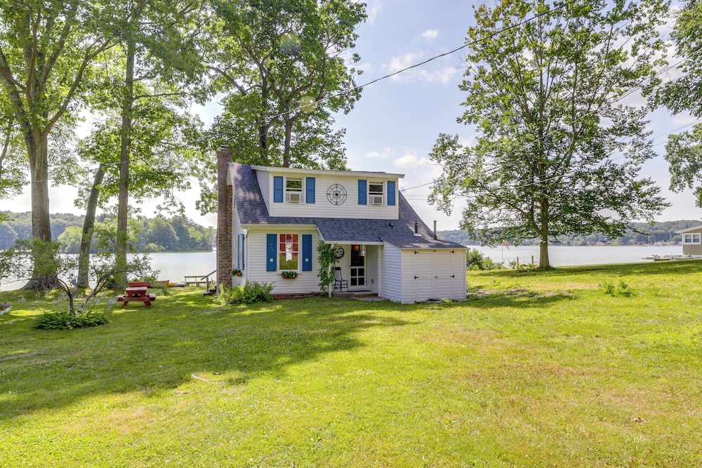Lakefront Cottage W/ Covered Porch & Dock! - Connecticut