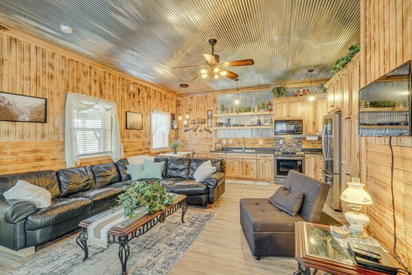 'Grace Place' Clark House On Farm: Shared Hot Tub! - Finger Lakes State Park, Columbia