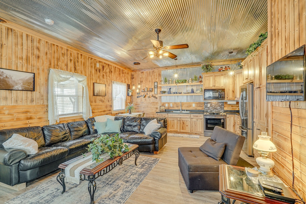 'Grace Place' Clark House On Farm: Shared Hot Tub! - Finger Lakes State Park, Columbia