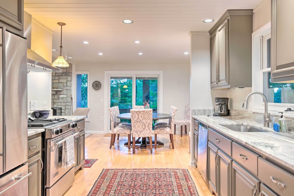 Highlands Home W/ Fireplace, Views, & Trails! - Highlands, NC