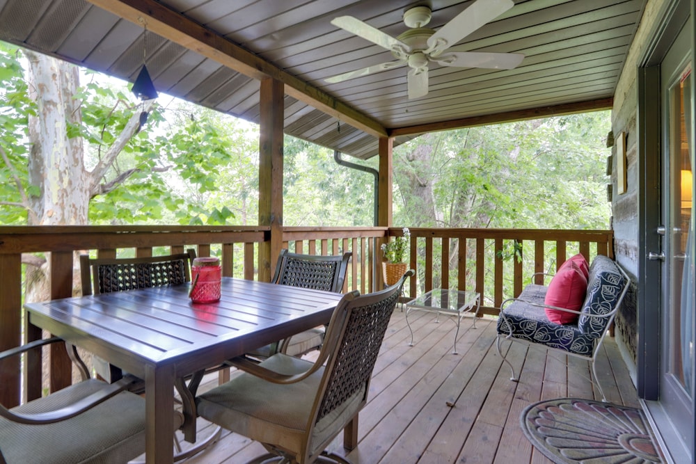 Fire Pit & Deck! Cozy Smoky Mtn Retreat On River - Townsend, TN