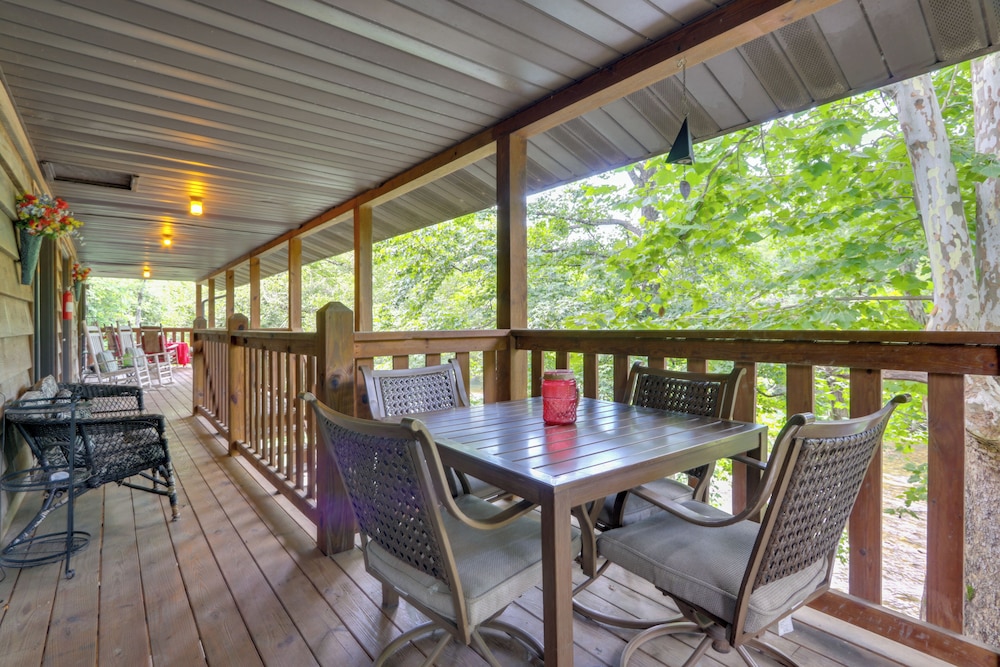 Cozy Smoky Mtn Retreat On River W/ Fire Pit & Deck - Townsend, TN