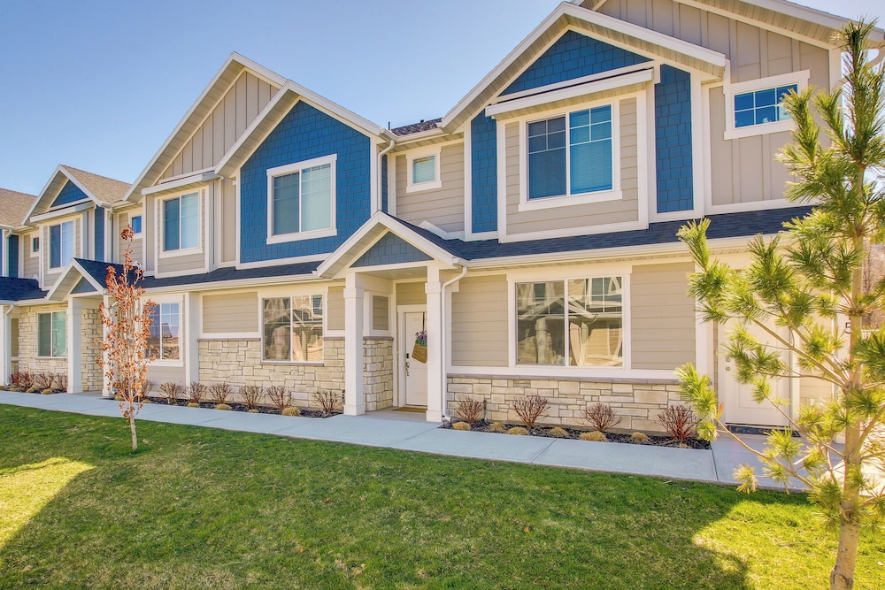 2 Mi To Zootah: Providence Townhome W/ Fireplaces - Logan, UT