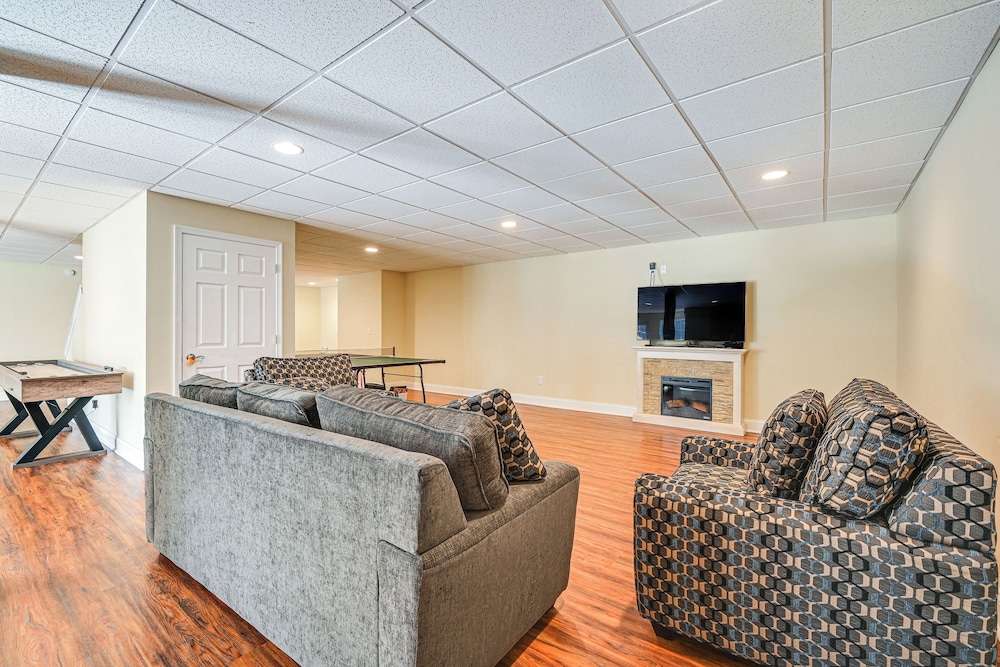 Pool & Furnished Patio: Group Getaway In Hershey - Hersheypark, Hershey