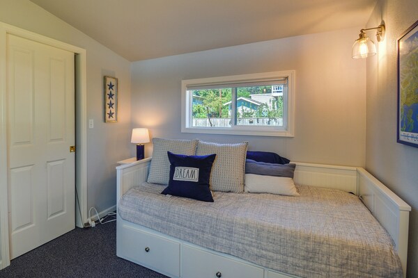 Waterfront Hood Canal Cottage: Steps To The Beach! - Belfair State Park, Belfair