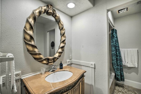 Spacious Seabrook Home W/ Patio: 1 Mi To Beach! - Seabrook, TX