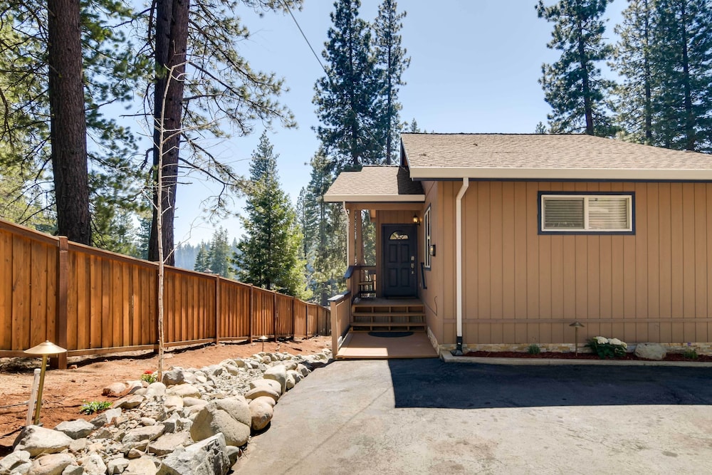 Updated Lake Almanor Retreat W/ Patio & Grill! - Greenville, CA