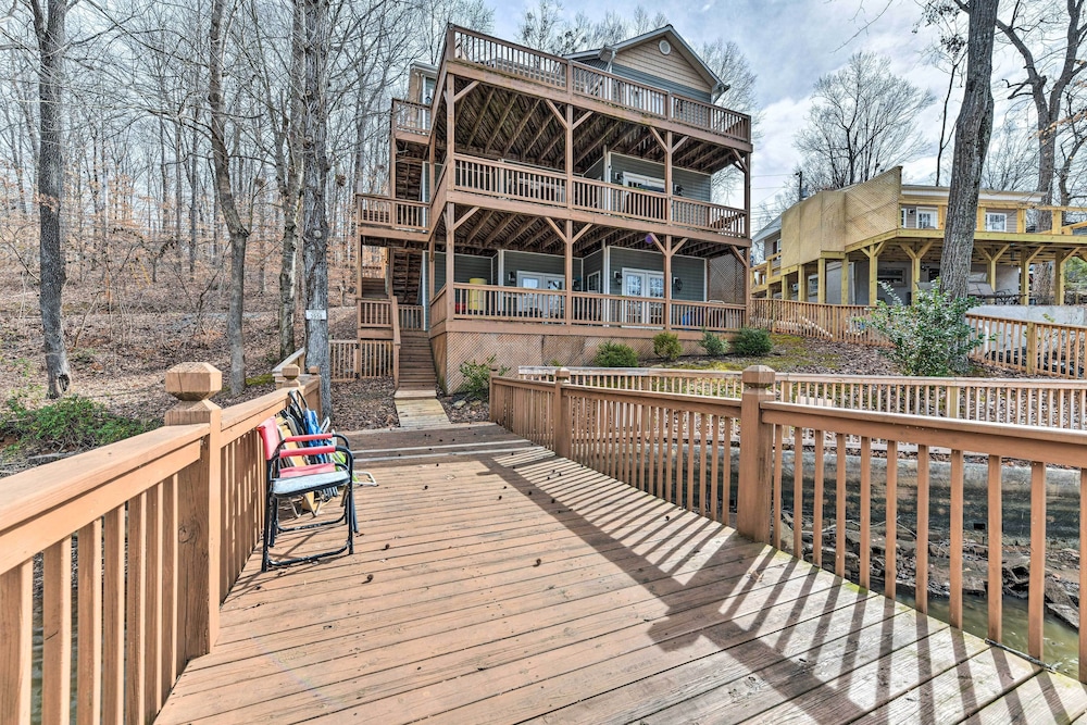 Lakefront Lexington House W/ Spacious Deck! - Denton, NC
