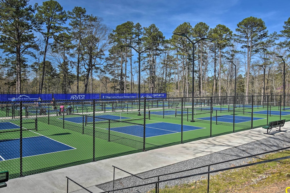 Furnished Deck W/ Views: Hot Springs Cottage - Hot Springs Village, AR