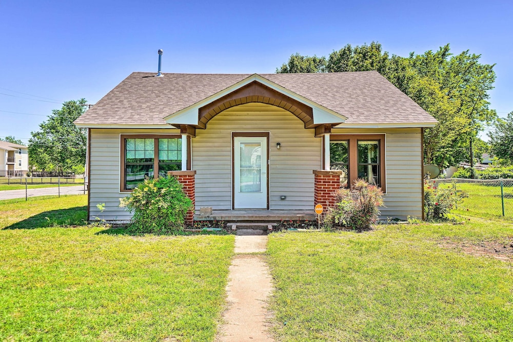 Centrally Located Lawton Home: Dogs Welcome! - Lawton, OK