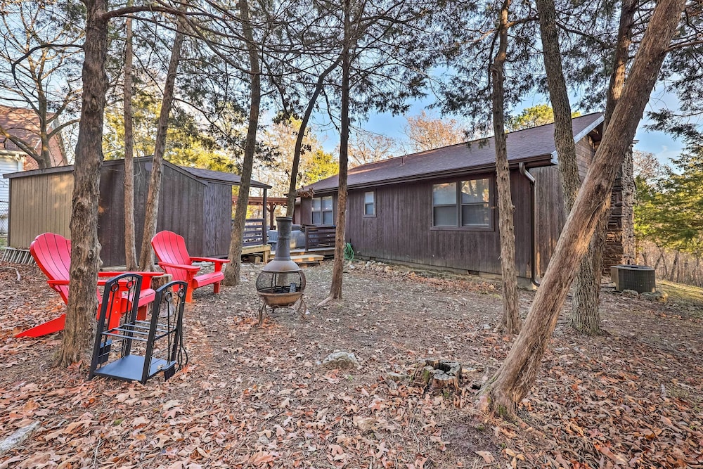 Cozy Holiday Island Home: Hot Tub + Chiminea! - Beaver Lake, AR