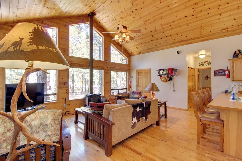 Scenic Deck + Horse Corral: Pinetop-lakeside Cabin - Pinetop-Lakeside, AZ
