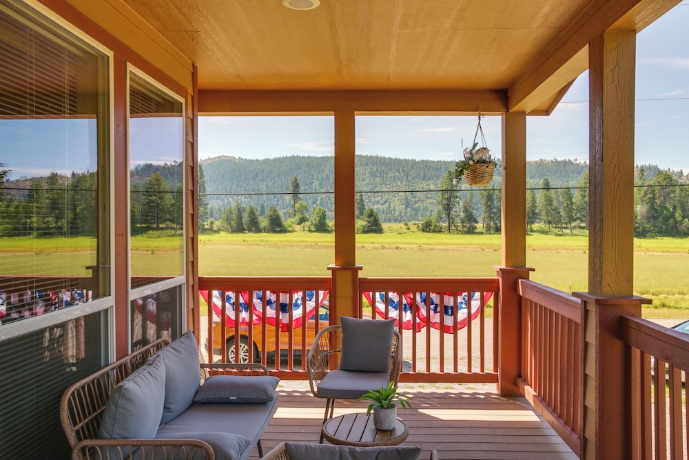 Newport Riverfront Home W/ Deck + Fire Pit! - Mystic Lake, Washington