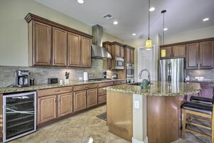 Casa (4 Bedrooms) | Cozinha privada | Um micro-ondas, um forno, uma placa de cozinha 