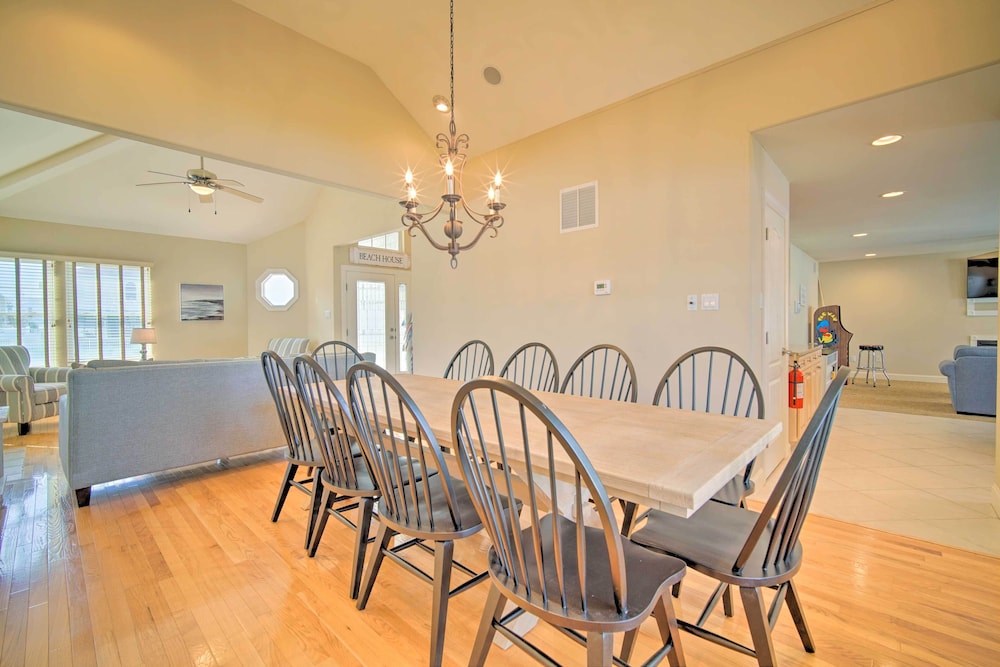 Spacious Brigantine Home ~ 1 Block To Beach! - Brigantine, NJ