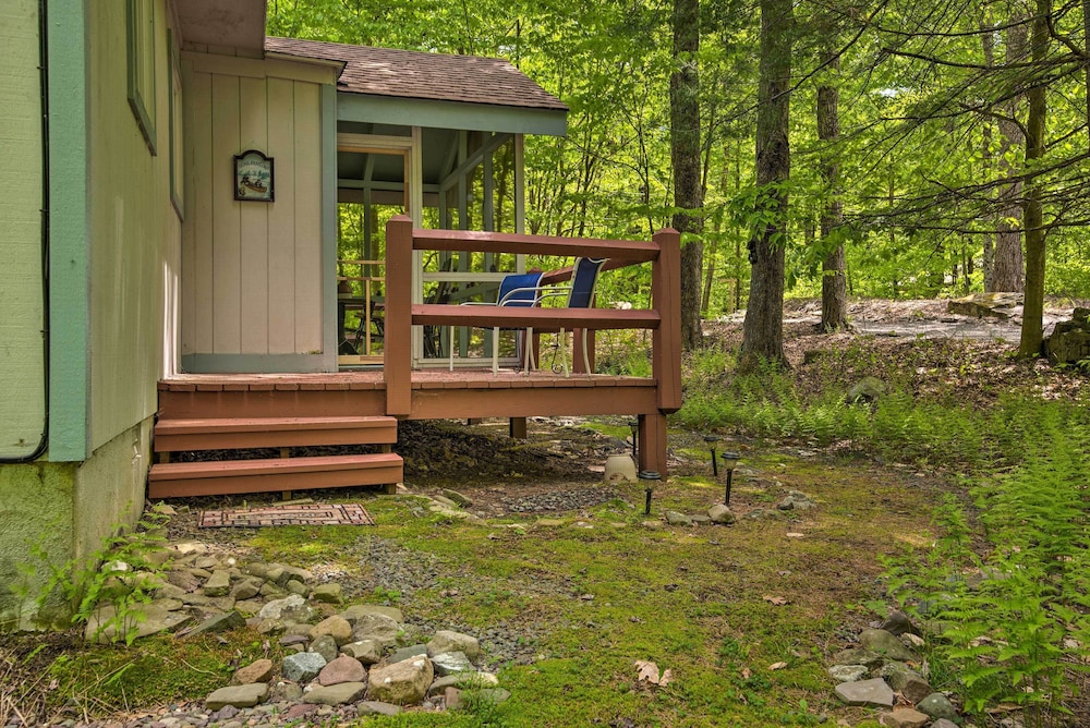 Deck & Resort Amenities: Pocono Lake Home - Pennsylvanie