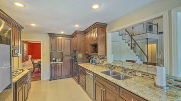 Casa (4 Bedrooms) | Cozinha privada | Micro-ondas, fogão, cooktop, lava-louças