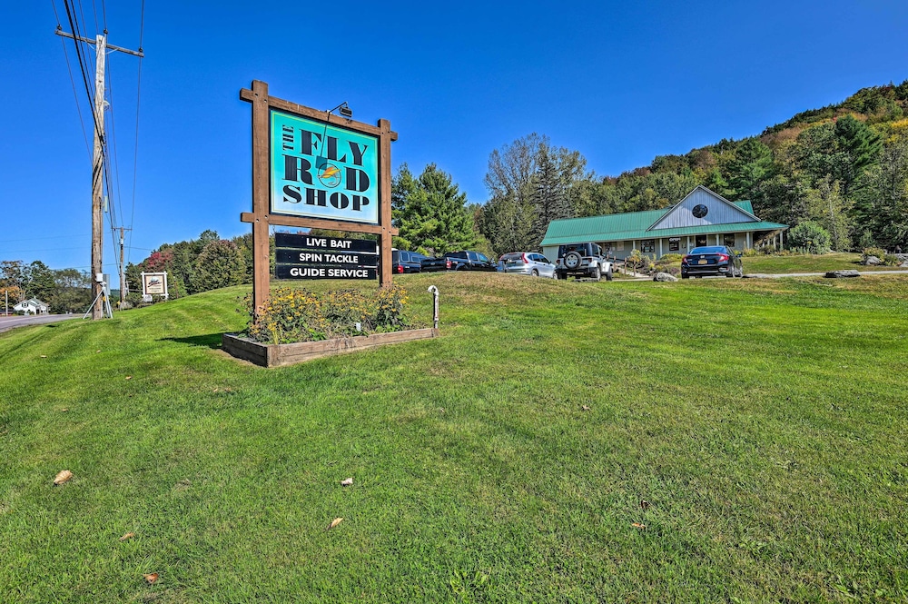 Cozy Apt W/ Hot Tub & Deck, 10 Mi To Stowe Resort! - Stowe, VT