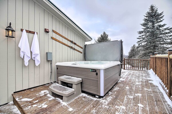 Cozy Apt W/ Hot Tub & Deck, 10 Mi To Stowe Resort! - Stowe, VT