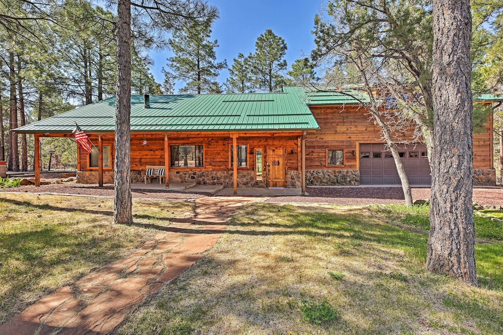 Expansive Family Cabin W/ 2 Decks & Game Room - Pinetop-Lakeside, AZ