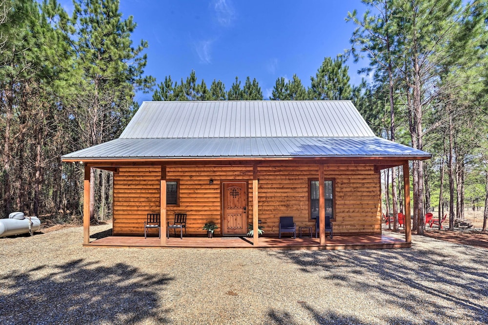 'The Breeze' - Broken Bow Cabin W/ Hot Tub & Deck! - Broken Bow, OK