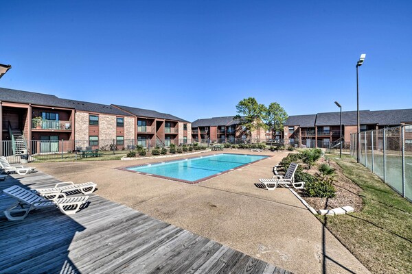 Game Day Retreat: Pool Access, 2 Mi To Texas A & M - Santa's Wonderland, College Station