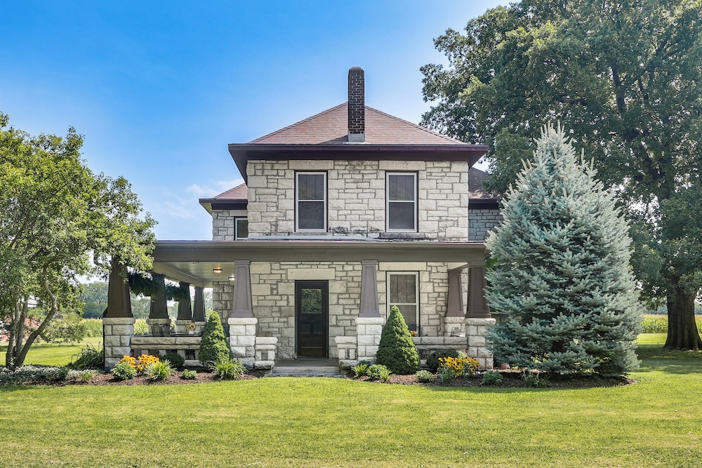 Pet-friendly Home: Grill & Fire Pit In Manhattan - Kansas