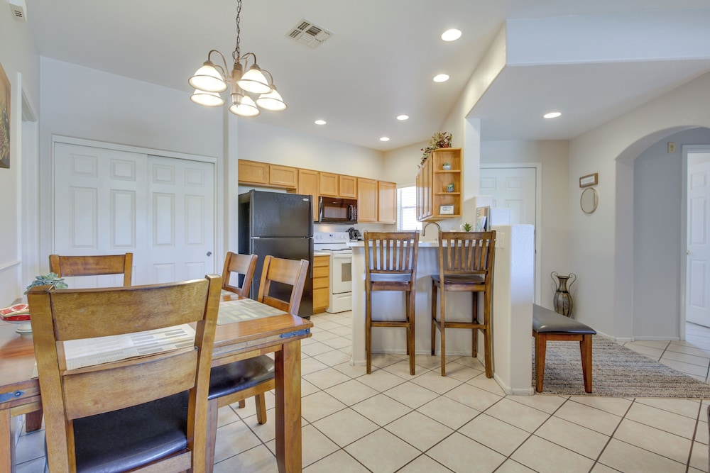 Phoenix Condo W/ Resort Perks & Mountain Views! - Phoenix, AZ