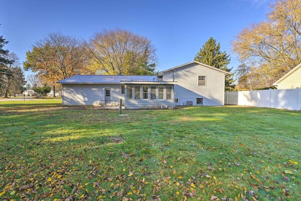 Granger 'Hedge House' W/ Sunroom & Yard Games - Four Winds Casino South Bend