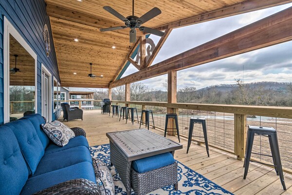 Upscale Riverfront Home W/ Fire Pit! - Lake Harriet, Amity