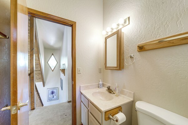 Fire Pit & Wraparound Porch: Munds Park Cabin! - Arizona