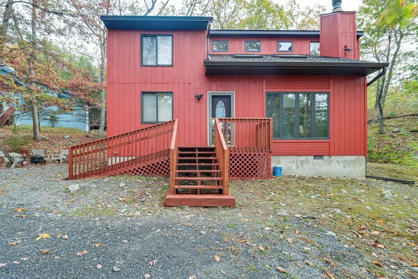 Fire Pit & Gas Grill: Charming Poconos Abode! - Crater Lake, Layton