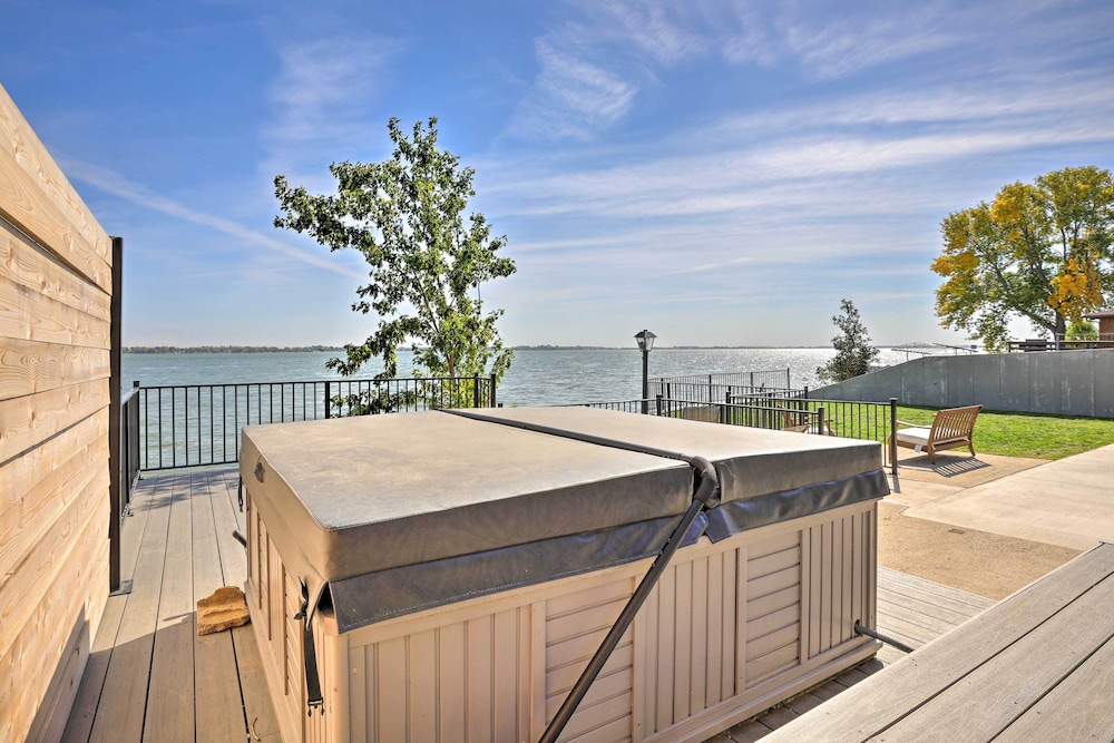 Chic & Cozy Cabin With Private Hot Tub & Beach! - Lake Poinsett, SD