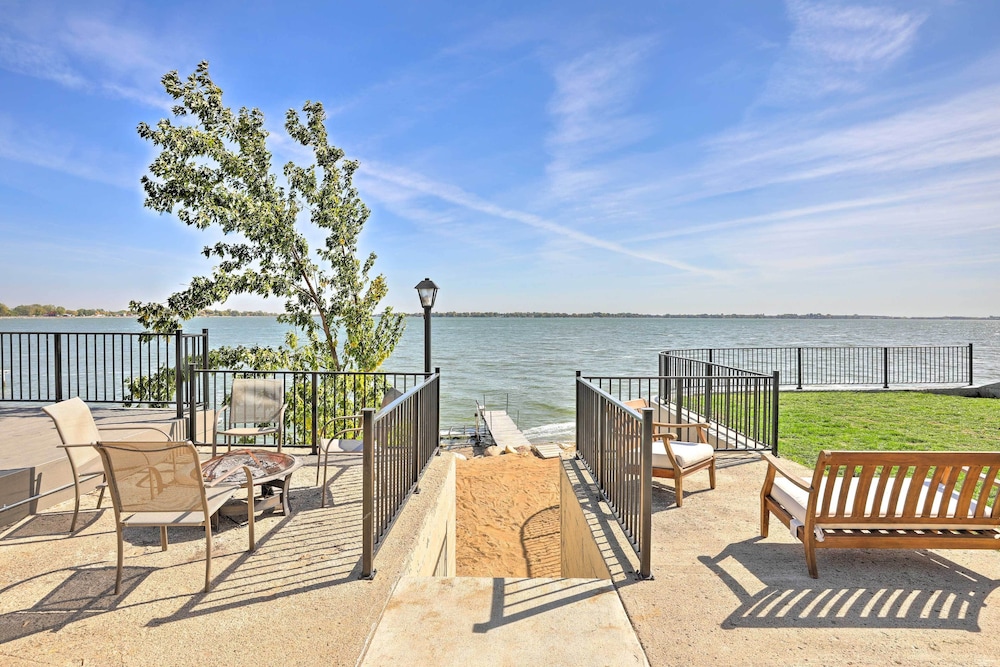 Chic & Cozy Cabin With Private Hot Tub & Beach! - Lake Poinsett, SD